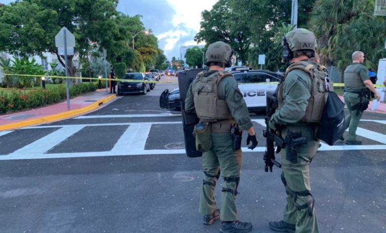 Equipo SWAT responde a situación de emergencia en Miami Beach donde un ...