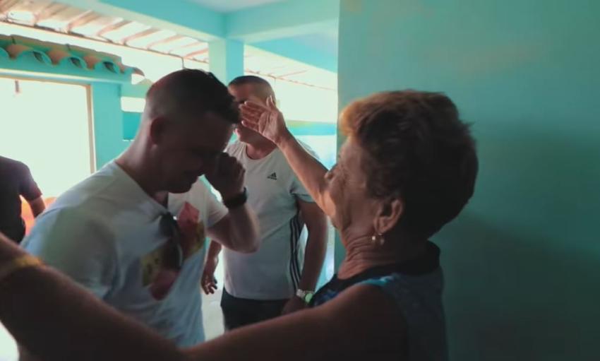 Youtuber Cubano Graba El Emotivo Reencuentro Entre Un Hijo Y Su Madre En Cuba Tras 7 Años De
