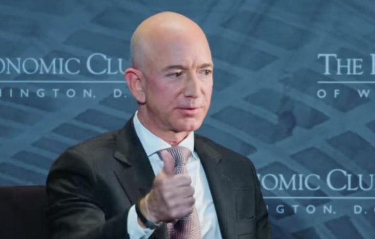 Jeff Bezos celebra el reconocimiento que le dieron a su padre cubano