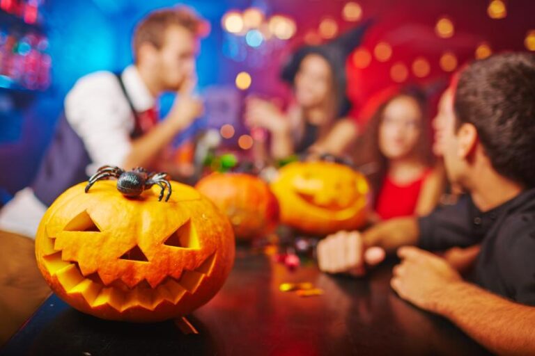 Cubanos en La Habana se disfrazan y salen a celebrar Halloween