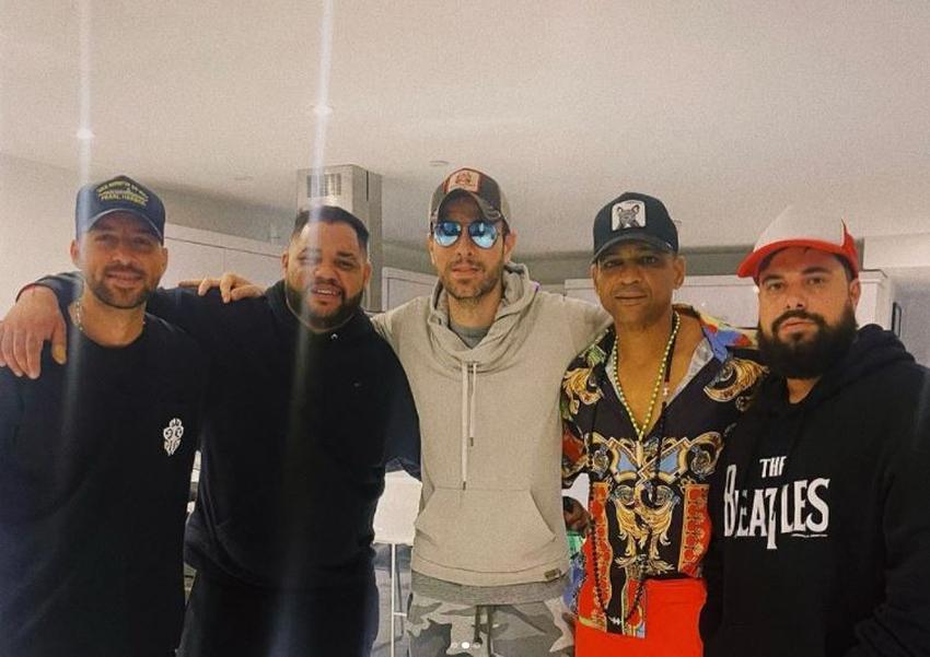 Reguetonero cubano El Taiger junto a Enrique Iglesias y Descemer Bueno