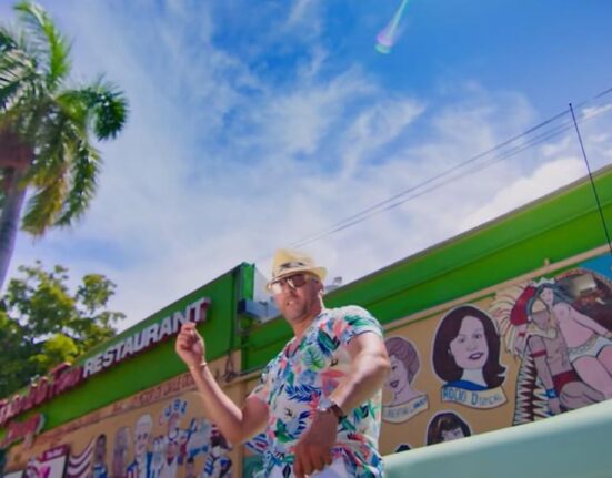 El actor cubano Alejandro Cuervo le cumple un sueño a una jovencita en ...