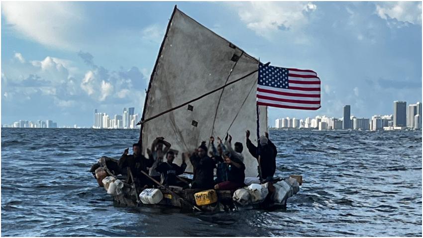 Balseros cubanos llegan al Sur de la Florida con una bandera de Estados ...