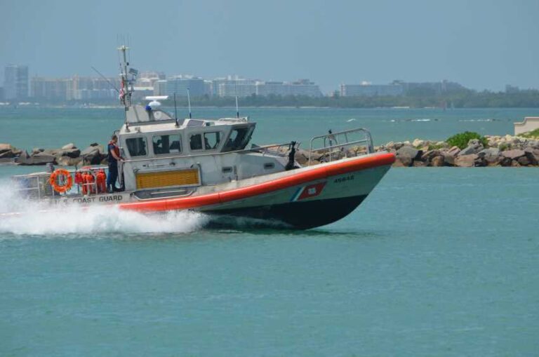 Interceptan barco con 25 chinos tras ignorar órdenes de la Guardia ...